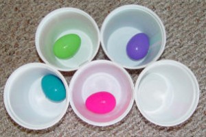 Easter game: Egg Toss – Simple activities with your Toddlers!